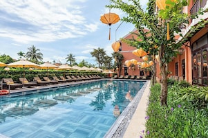 Piscina exterior, guarda-sóis, espreguiçadeiras 