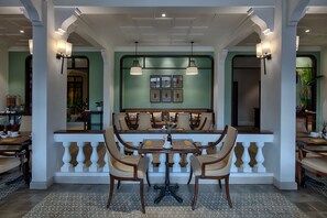 Pequenos-almoços, almoços, jantares servidos, com vista para a piscina 