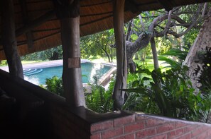 Piscina exterior, uma piscina transbordante, guarda-sóis