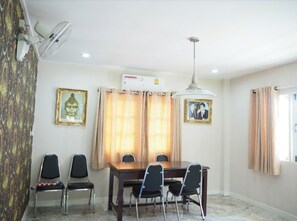 2-Bedroom House | Refeições no quarto