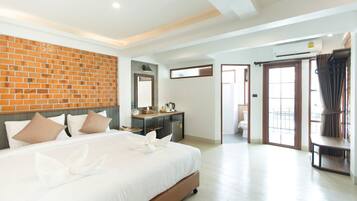 Quarto casal superior, 1 cama de casal, vista para o jardim | Cofres nos quartos, espaço de trabalho para notebook, Wi-Fi de cortesia