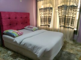 Quarto Duplo Standard | Com decoração personalizada, com mobília individualizada, secretária 