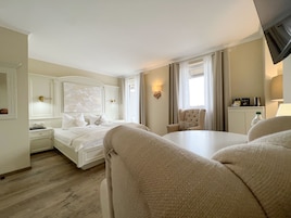 Quarto casal luxo, sacada, vista para o lago | Roupas de cama antialérgicas, cofres nos quartos, Wi-Fi de cortesia