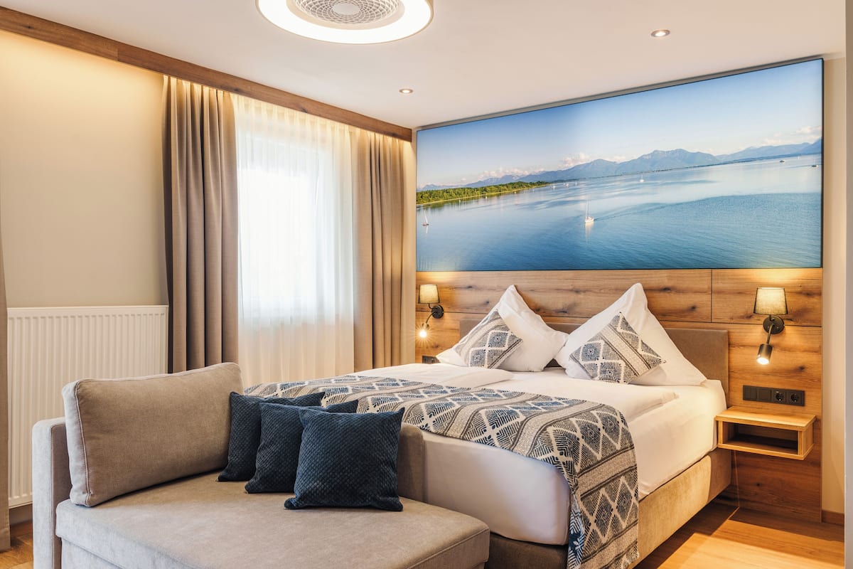 Quarto casal clássico, sacada | Roupas de cama antialérgicas, cofres nos quartos, Wi-Fi de cortesia