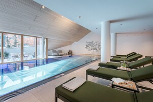 Piscina interior, espreguiçadeiras