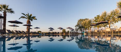 2 piscinas exteriores, da(s) 11:00 à(s) 20:00, guarda-sóis