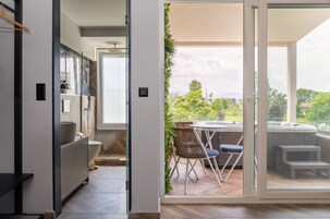 Blue Suite with Pool & Mountain Olympus View | Roupa de alta qualidade, cofre no quarto, secretária 