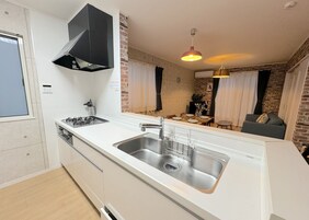 Villa, 4 quartos, não fumadores (ONNA 1B, BBQ, 2 Parking) | Cozinha privada | Um frigorífico, um micro-ondas, uma placa de cozinha 