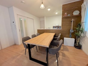 Villa, 4 quartos, não fumadores (Max14ppl/BBQ/2 car park/Onna1A) | Refeições no quarto
