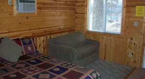 Cabana de Madeira Standard, 1 cama queen-size e sofá-cama, não fumadores (Cabin with Sofa Sleeper) | Roupa de cama fornecida