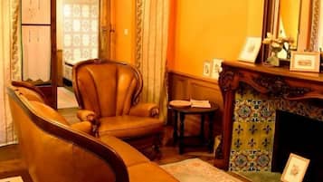 Quarto família | Área de estar | TV de tela plana, lareira