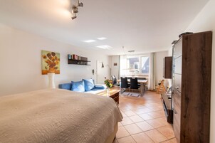 Suíte estúdio conforto, 1 cama King, no piso térreo (2) | Área de estar | TV de tela plana