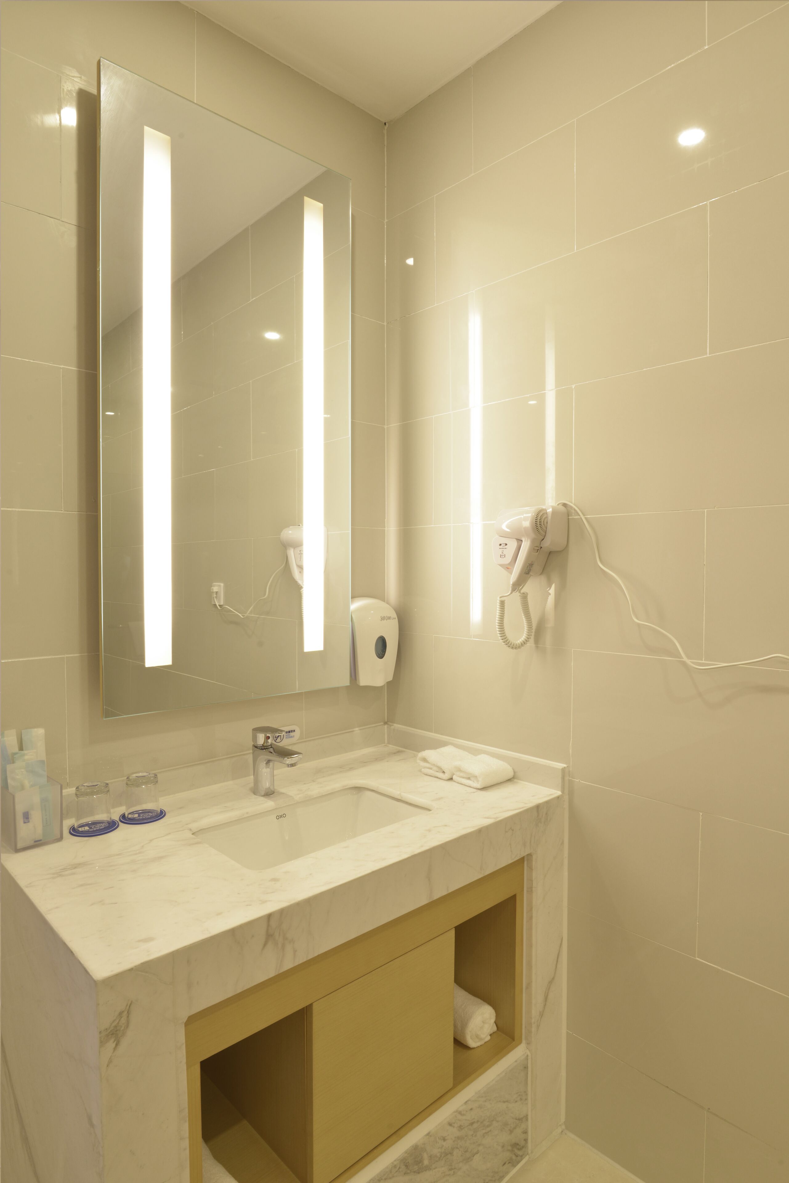 Quarto standard, 2 camas de solteiro | Banheiro | Chuveiro, ducha de hidromassagem, produtos de toalete grátis, chinelos