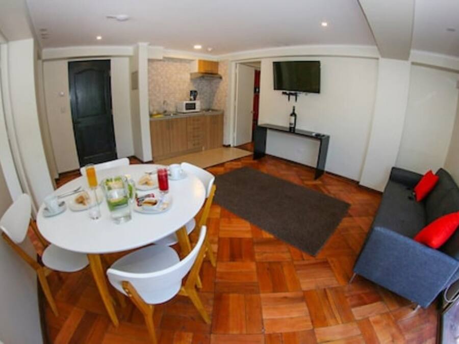 Quarto Familiar, várias camas | Minibar, cofre no quarto, secretária, ferro/tábua de engomar