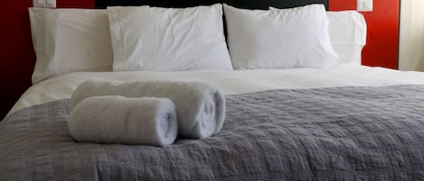 Quarto Duplo Standard, 1 cama king-size | Minibar, cofre no quarto, secretária, ferro/tábua de engomar