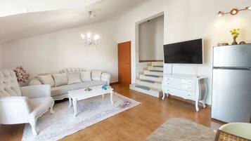 Apartamento Comfort, vista para o porto | Sala de estar | Televisor