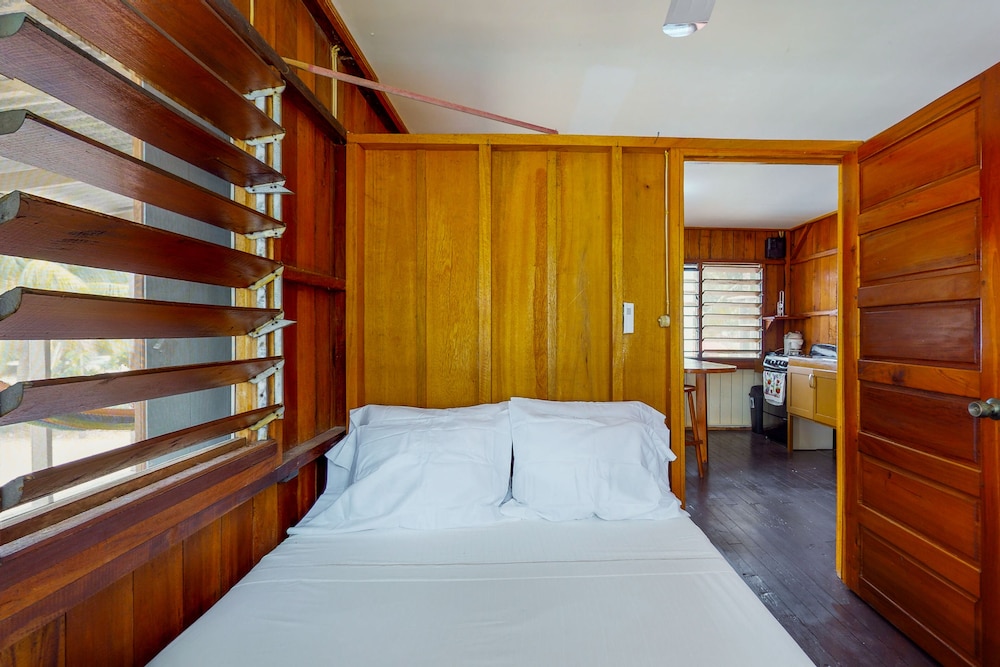 Charming Cabana With A Large Screened-in Porch, Hammock & Wifi - Near The Beach - Placencia