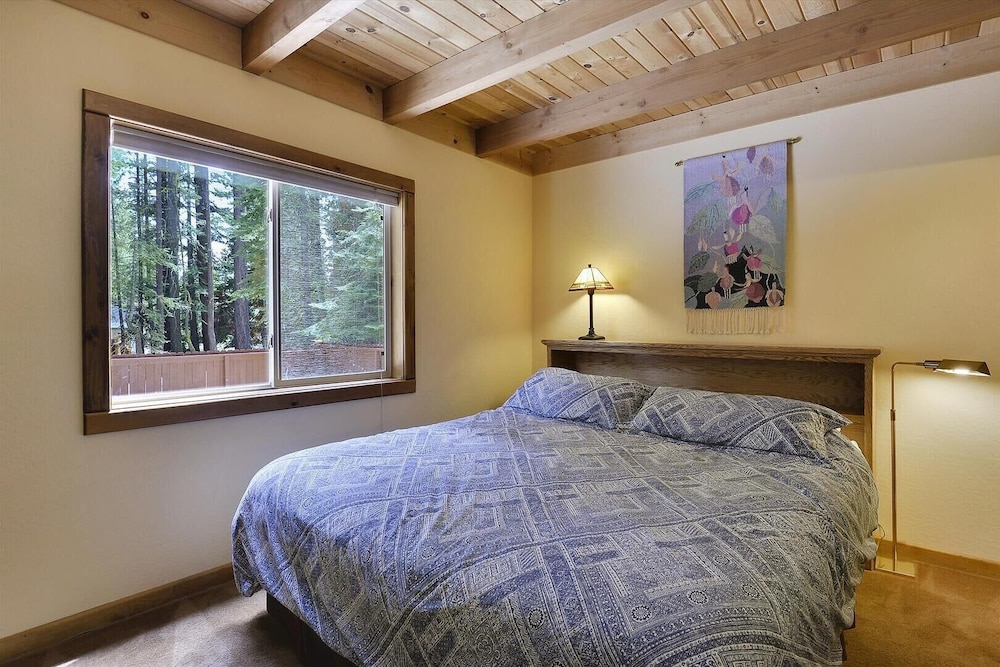 West Shore House In The Woods - Tahoe City, CA
