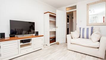 Apartamento, 1 quarto | Sala | Televisor