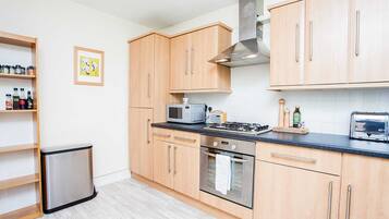 Apartamento, 1 quarto | Cozinha privada | Um frigorífico, um forno, uma placa de cozinha