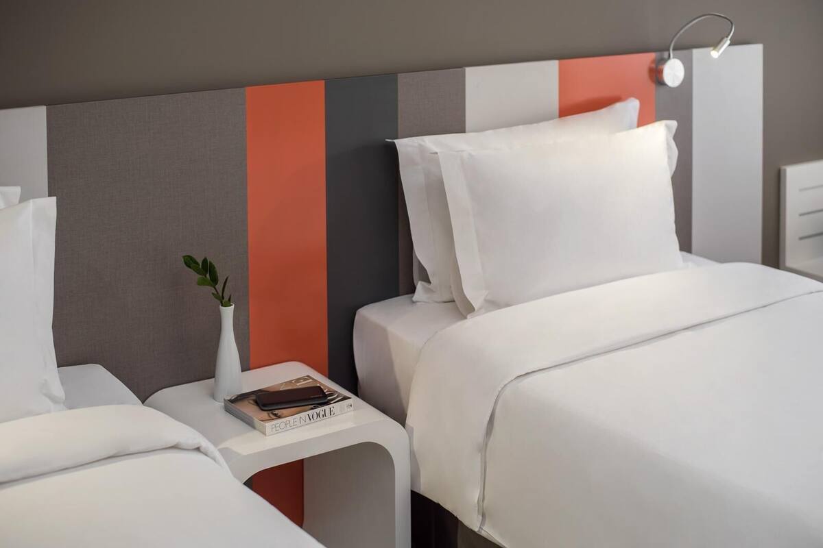 Minibar, cofre no quarto, secretária, Wi-fi grátis