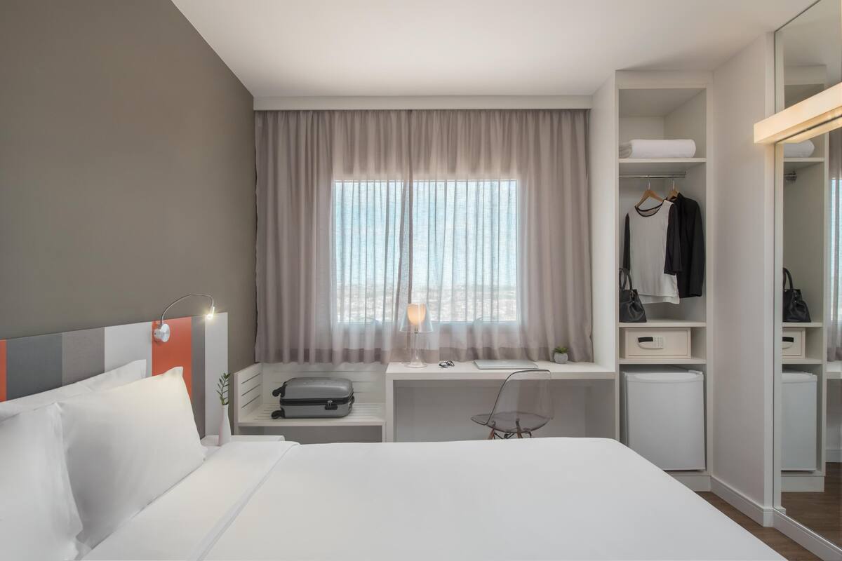 Minibar, cofre no quarto, secretária, Wi-fi grátis