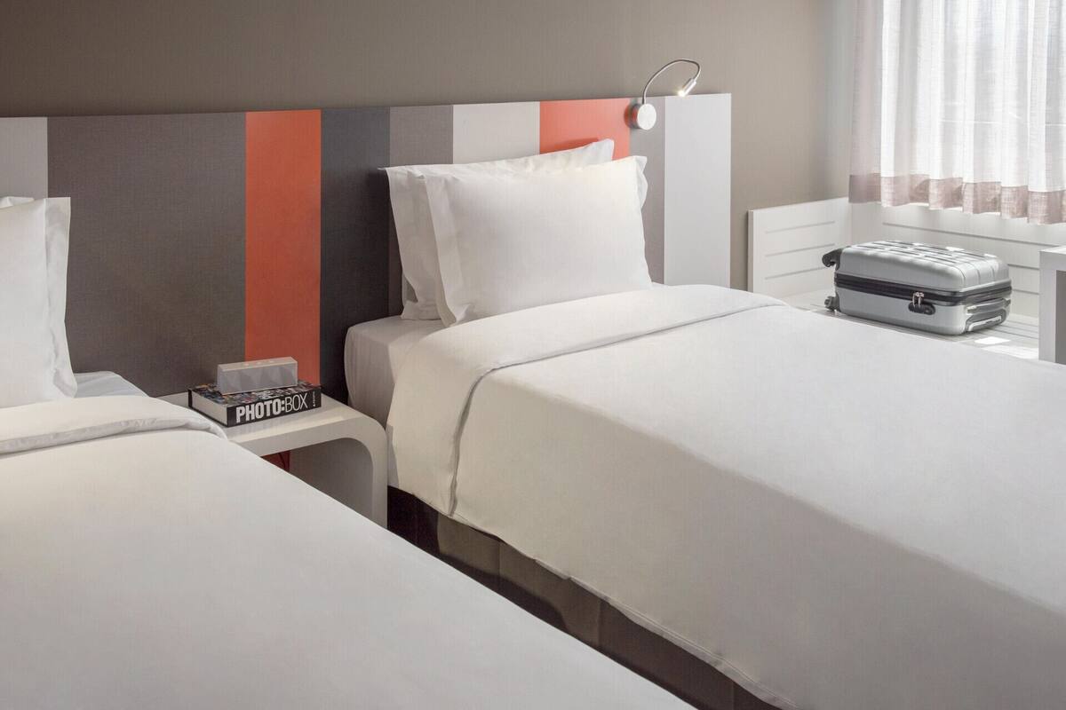 Minibar, cofre no quarto, secretária, Wi-fi grátis