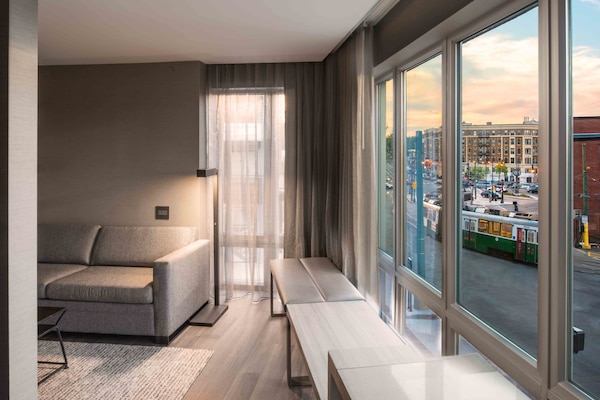 Suite, 1 quarto | Roupa de alta qualidade, cofre com capacidade para portátil, secretária