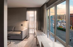 Suíte, 1 quarto | Roupas de cama premium, cofres nos quartos, escrivaninha