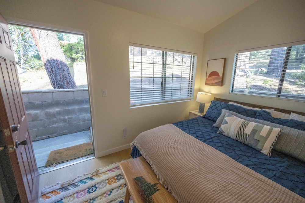 Acorn Cottage - Walk To Lake & Village, Fireplace, Deck, Barbecue, Forest Views - Big Bear Lake, CA