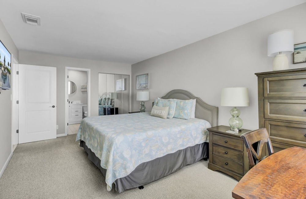 307 Summerhouse By Avantstay | Oceanfront, View, Shared Pool - Isle of Palms, SC