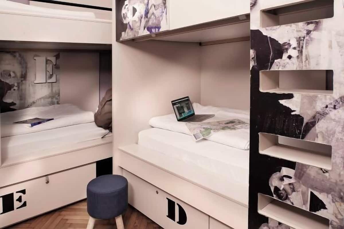 Ferro/tábua de engomar, Wi-fi grátis, roupa de cama fornecida 