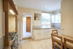 Casa, 4 quartos | Cozinha privada | Um frigorífico, um micro-ondas, um forno, uma placa de cozinha