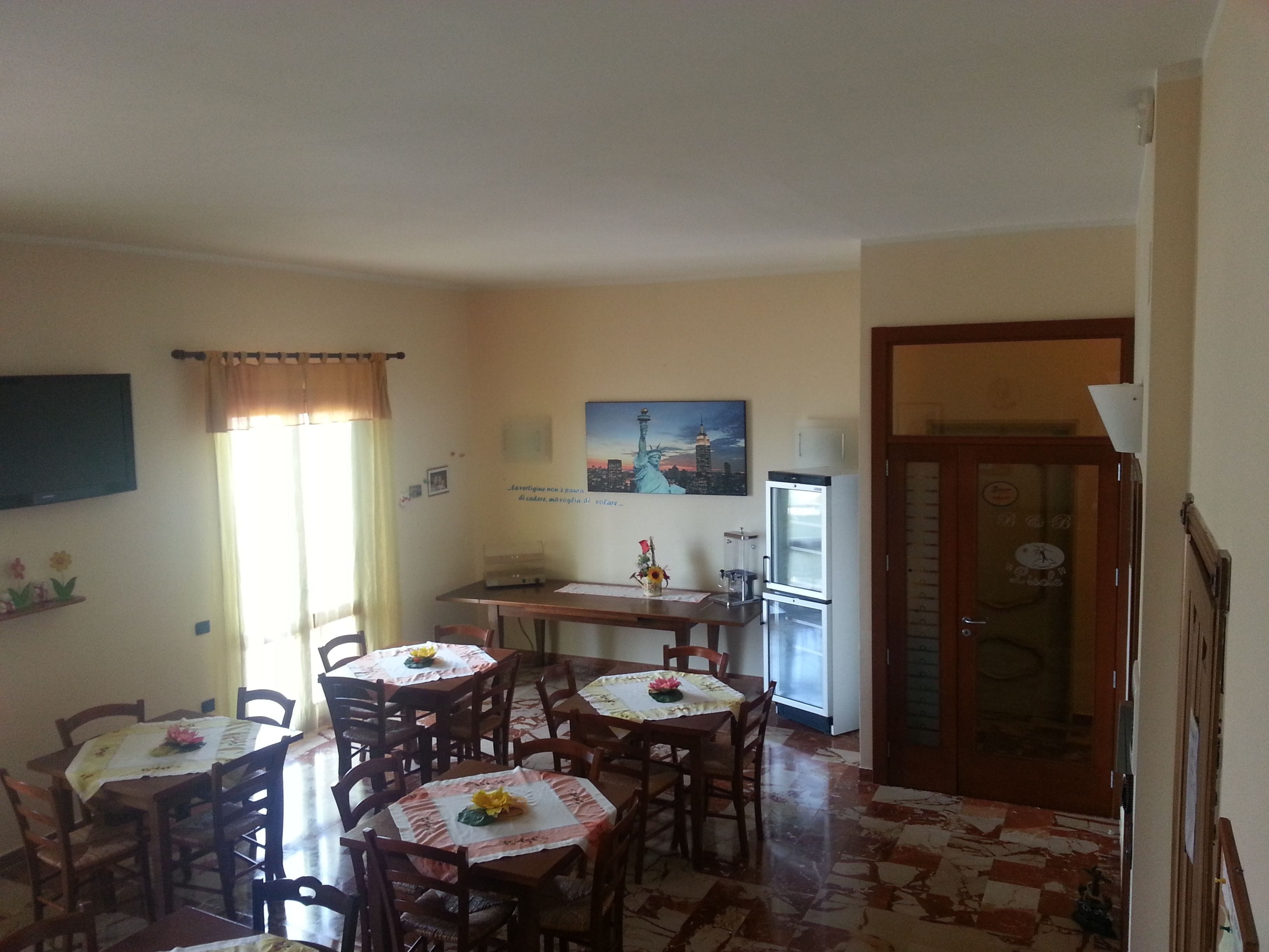 Café da manhã com buffet grátis todos os dias