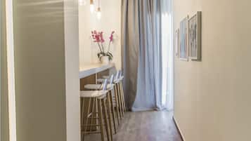 Apartamento Deluxe, 4 quartos, varanda, Vista para a cidade | Sala de estar