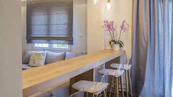 Apartamento Deluxe, 4 quartos, varanda, Vista para a cidade | Refeições no quarto