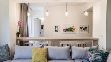 Apartamento Deluxe, 4 quartos, varanda, Vista para a cidade | Sala de estar