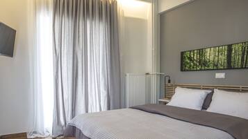 Apartamento Deluxe, 4 quartos, varanda, Vista para a cidade | 4 quartos, cofre no quarto, cortinas/cortinados opacos