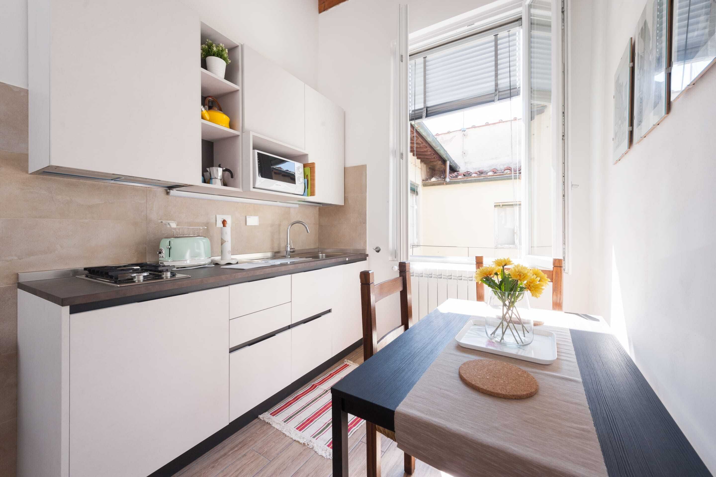 Apartamento, 1 quarto | Cozinha privada | Um frigorífico/congelador grande, um micro-ondas, um forno 