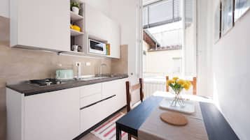 Apartamento, 1 quarto | Cozinha privada | Um frigorífico/congelador grande, um micro-ondas, um forno