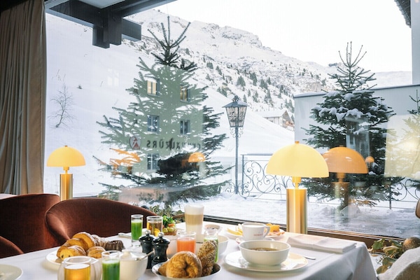 Café da manhã com buffet grátis todos os dias