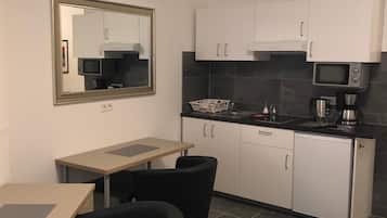 Quarto Twin Empresarial | Sala de estar | Televisor de ecrã plano de 32 polegadas com canais via satélite