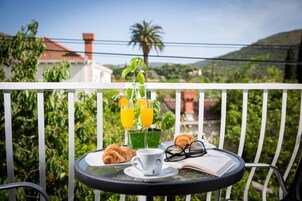 Estúdio (Studio Apartment with Balcony) | Varanda
