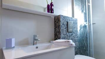 Apartamento (One-Bedroom Apartment) | Casa de banho | Um polibã, um secador de cabelo, toalhas fornecidas