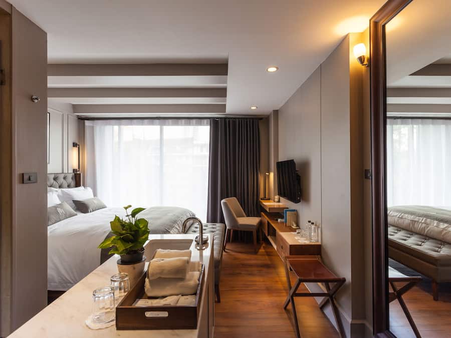 Quarto casal superior | Frigobar, cofres nos quartos, escrivaninha, Wi-Fi de cortesia