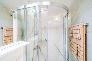 Quarto Duplo (Apartments & Rooms Barišić - D) | Casa de banho | Um polibã, toalhas fornecidas