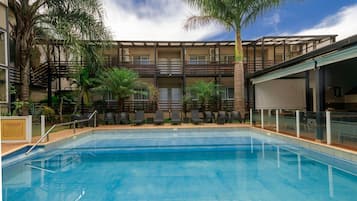 Piscina exterior, da(s) 10:00 à(s) 21:00, espreguiçadeiras