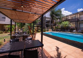 Piscina externa, funciona das 10h às 21h, espreguiçadeiras