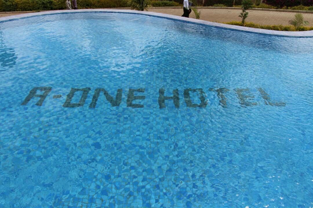 Uma piscina com a inscrição "A-ONE HOTEL" na superfície da água.