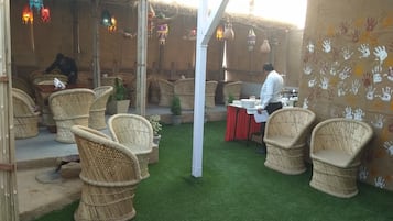 Pequenos-almoços, almoços, jantares servidos, com vista para o jardim